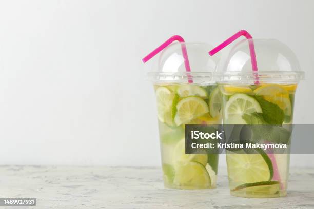 Koktail Mojito Dalam Gelas Plastik Dengan Jeruk Nipis Mint Dan Lemon Di Atas Meja Beton Ringan