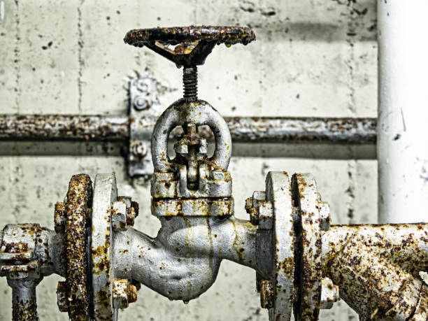 Free picture: Decay rust plumbing valve on old iron pipe