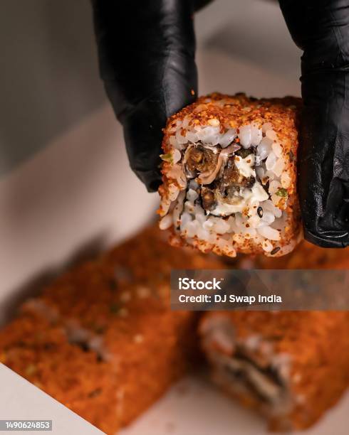 Sushi Gulung Dan Unagi Maki Kecap Jahe Merah Muda Wasabi Pengiriman