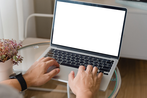 Tangan Menggunakan Laptop Dan Mengetik Pada Keyboard Dengan Mockup