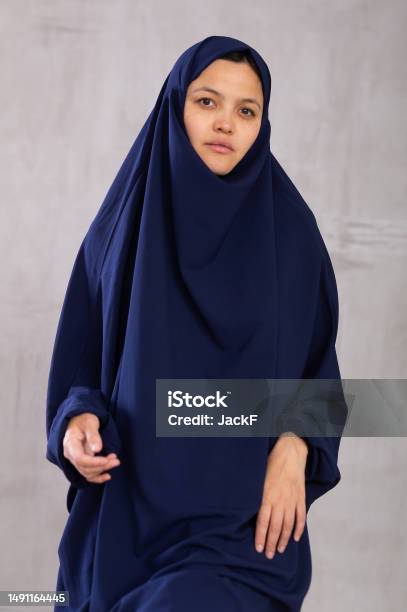 Photo Libre De Droit De Portrait Dune Jeune Femme Positive En Khimara