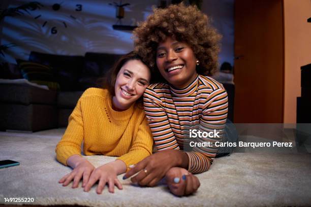 Potret Pasangan Lgbt Cantik Dari Wanita Lesbian Muda Multiras Berpose ... Potret Pasangan Lgbt Cantik Dari Wanita Lesbian Muda Multiras Berpose ...