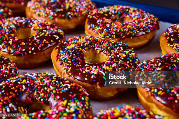 Nampan Penuh Donat Ragi Panggang Segar Dengan Cokelat Dan Taburan ... Nampan Penuh Donat Ragi Panggang Segar Dengan Cokelat Dan Taburan ...