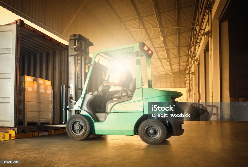 Forklift Tractor Memuat Kotak Paket Ke Dalam Truk Kontainer Forklift ... Forklift Tractor Memuat Kotak Paket Ke Dalam Truk Kontainer Forklift ...
