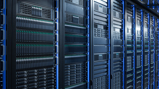 Rak Dan Lemari Server Penuh Dengan Hard Drive Di Dalam Pusat Data Besar