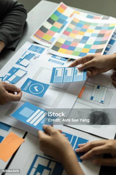 Tim Pengembang Frontend Melakukan Brainstorming Ide Desain Ui Dan Ux