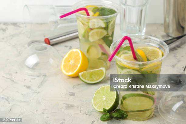 Koktail Mojito Dalam Gelas Plastik Dengan Jeruk Nipis Mint Lemon Dan Aksesori Bar Di Atas Meja