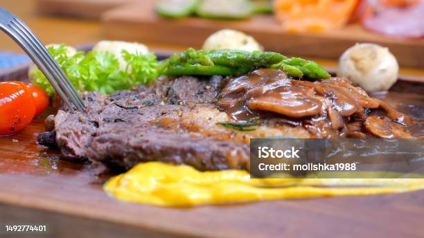 Steak Daging Sapi Yang Dimasak Sempurna Dengan Sayuran Panggang Di Atas