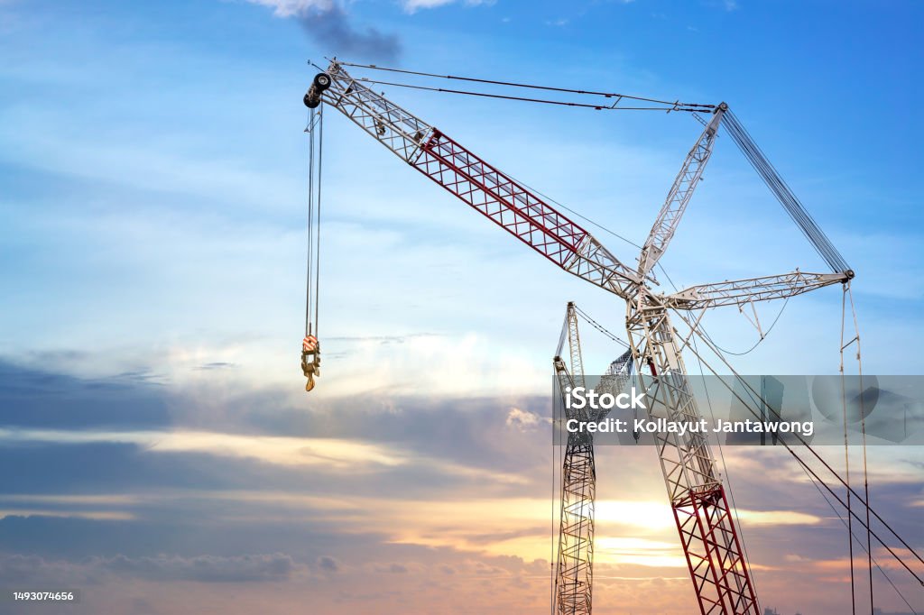 Foto De O Içamento Do Guindaste De Torre O Içamento Do Guindaste Móvel