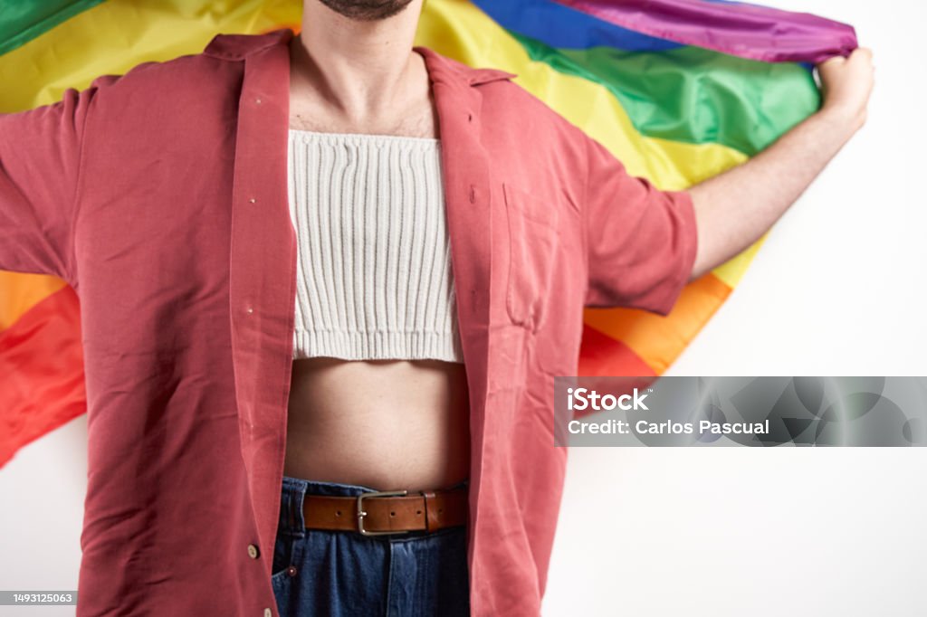 Pria Gay Memegang Bendera Pelangi Lgbt Di Atas Latar Belakang Putih