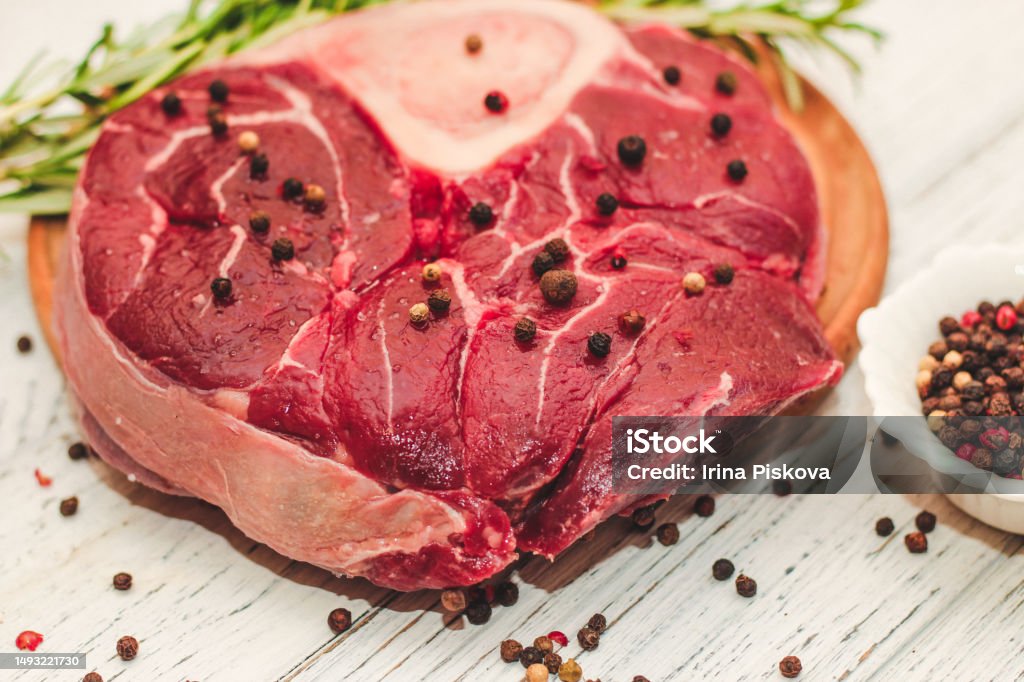 Sepotong Daging Segar Steak Daging Sapi Besar Di Tulang Ossobuco Dengan