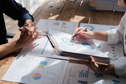 Tim Bisnis Menganalisis Grafik Pendapatan Dan Grafik Dengan Komputer