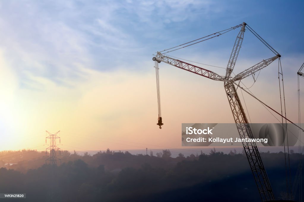 Foto De O Içamento Do Guindaste De Torre O Içamento Do Guindaste Móvel