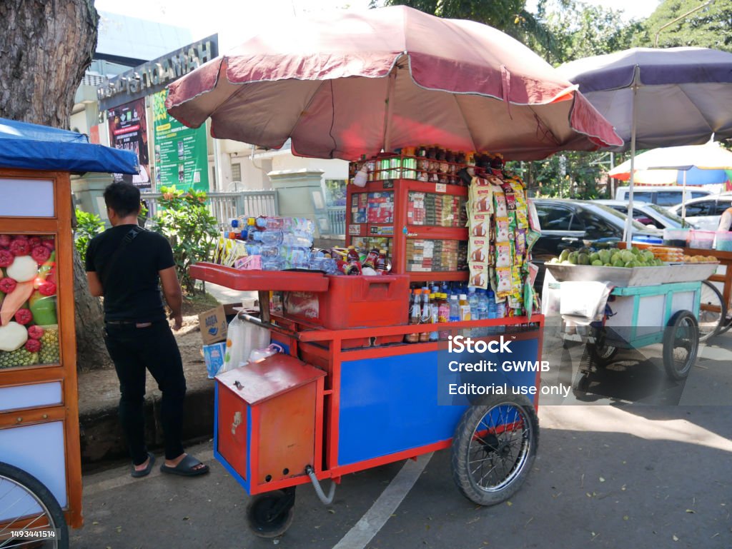 Seorang Pedagang Grobak Street Food Cart Yang Menjual Minuman Dingin ... Seorang Pedagang Grobak Street Food Cart Yang Menjual Minuman Dingin ...