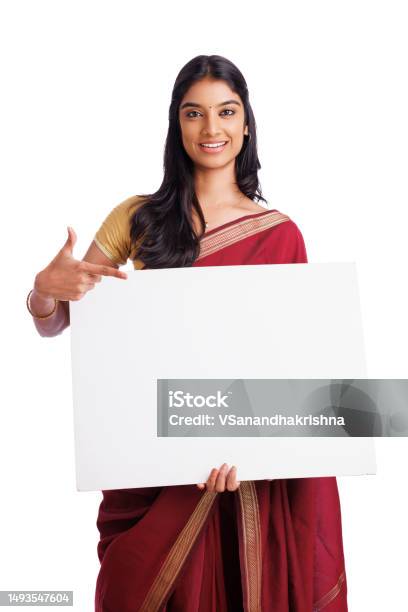 Wanita Muda India Yang Ceria Dan Cantik Dengan Saree Memegang Papan ... Wanita Muda India Yang Ceria Dan Cantik Dengan Saree Memegang Papan ...