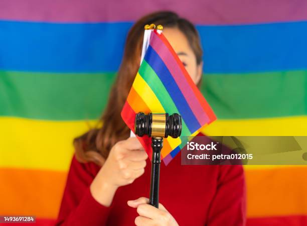 Palu Atau Palu Hakim Dan Bendera Gay Lgbt Di Tangan Wanita Dengan Latar