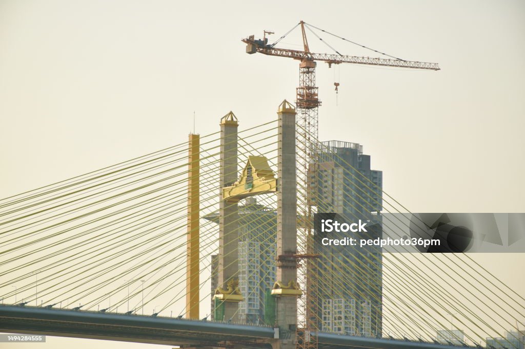 Foto de Nova Ponte Suspensa Rama Nove Em Construção Cruzar O Rio Chao ... Foto de Nova Ponte Suspensa Rama Nove Em Construção Cruzar O Rio Chao ...