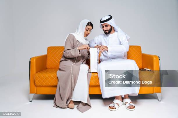 Pasangan Arab Timur Tengah Yang Cantik Dengan Pakaian Tradisional ... Pasangan Arab Timur Tengah Yang Cantik Dengan Pakaian Tradisional ...