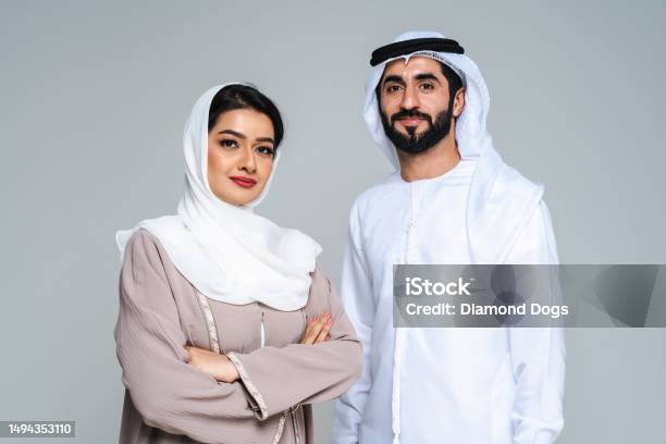 Pasangan Arab Timur Tengah Yang Cantik Dengan Pakaian Tradisional ... Pasangan Arab Timur Tengah Yang Cantik Dengan Pakaian Tradisional ...