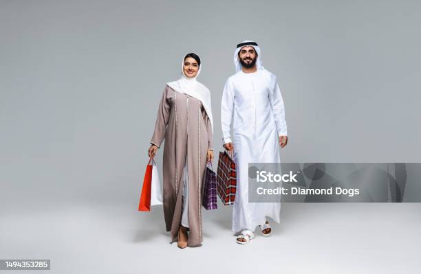 Pasangan Arab Timur Tengah Yang Cantik Dengan Pakaian Tradisional ... Pasangan Arab Timur Tengah Yang Cantik Dengan Pakaian Tradisional ...
