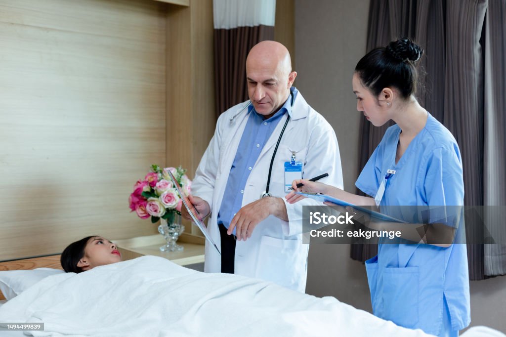 Dokter Dan Perawat Memeriksa Pasien Wanita Bergejala Di Ranjang Rumah ... Dokter Dan Perawat Memeriksa Pasien Wanita Bergejala Di Ranjang Rumah ...