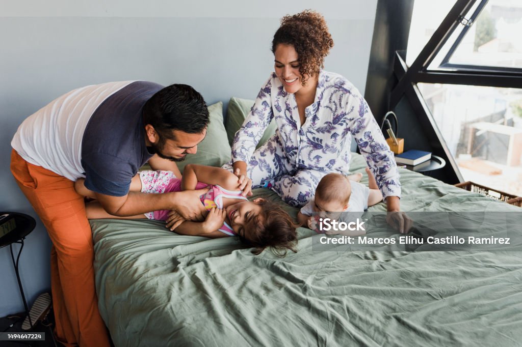 Photo Libre De Droit De Famille Latine Père Et Mère Avec Enfants Riant