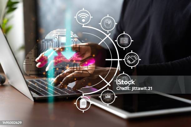 Manusia Menggunakan Laptop Dengan Diagram Komputasi Awan Menunjukkan Di