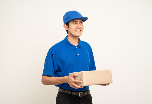 Selamat Pengiriman Pria Asia Berseragam Biru Berdiri Memegang Kardus ... Selamat Pengiriman Pria Asia Berseragam Biru Berdiri Memegang Kardus ...