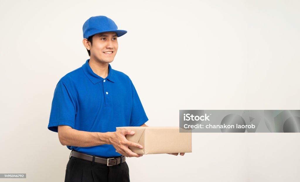 Selamat Pengiriman Pria Asia Berseragam Biru Berdiri Memegang Kardus ... Selamat Pengiriman Pria Asia Berseragam Biru Berdiri Memegang Kardus ...