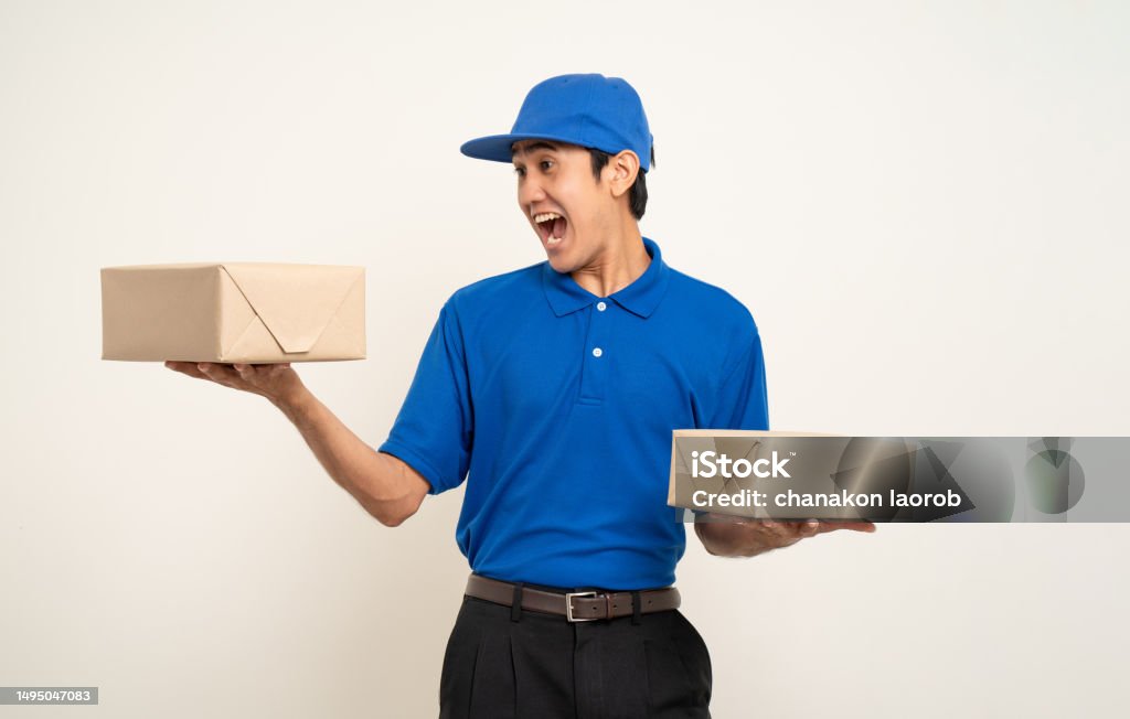 Selamat Pengiriman Pria Asia Berseragam Biru Berdiri Memegang Kardus ... Selamat Pengiriman Pria Asia Berseragam Biru Berdiri Memegang Kardus ...
