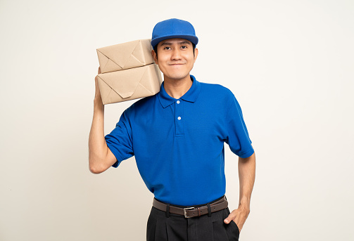 Selamat Pengiriman Pria Asia Berseragam Biru Berdiri Memegang Kardus ... Selamat Pengiriman Pria Asia Berseragam Biru Berdiri Memegang Kardus ...