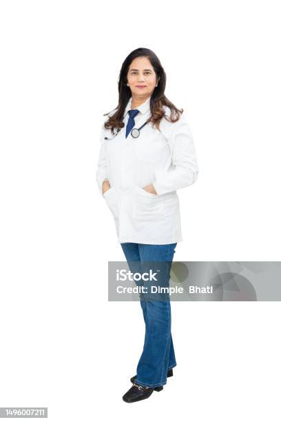 Potret Bahagia Dokter Wanita India Yang Cantik Dengan Stetoskop Berdiri ... Potret Bahagia Dokter Wanita India Yang Cantik Dengan Stetoskop Berdiri ...
