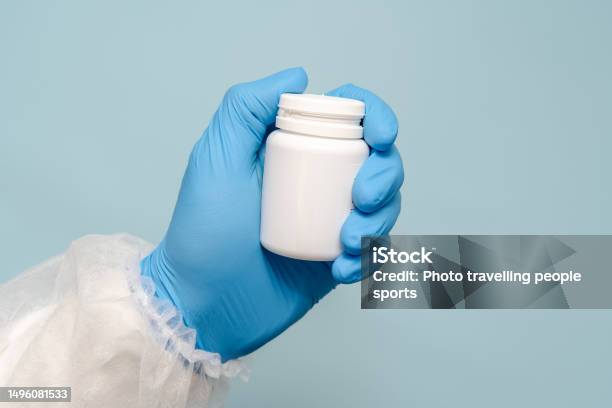Tangan Dokter Obat Dokter Atau Apoteker Memegang Botol Pil Foto Stok