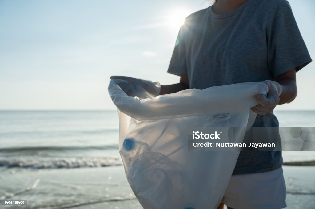 Hemat Lautan Relawan Memungut Sampah Sampah Di Pantai Dan Botol Plastik