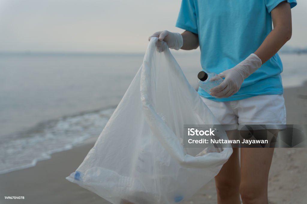Hemat Lautan Relawan Memungut Sampah Sampah Di Pantai Dan Botol Plastik