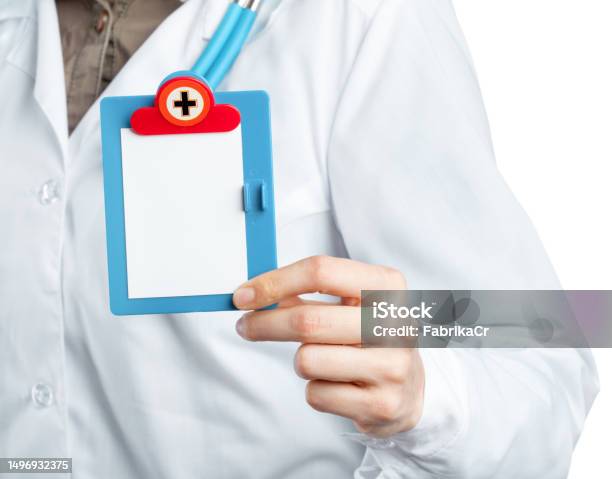 Dokter Memegang Kartu Dengan Stetoskop Terisolasi Foto Stok - Unduh ... Dokter Memegang Kartu Dengan Stetoskop Terisolasi Foto Stok - Unduh ...
