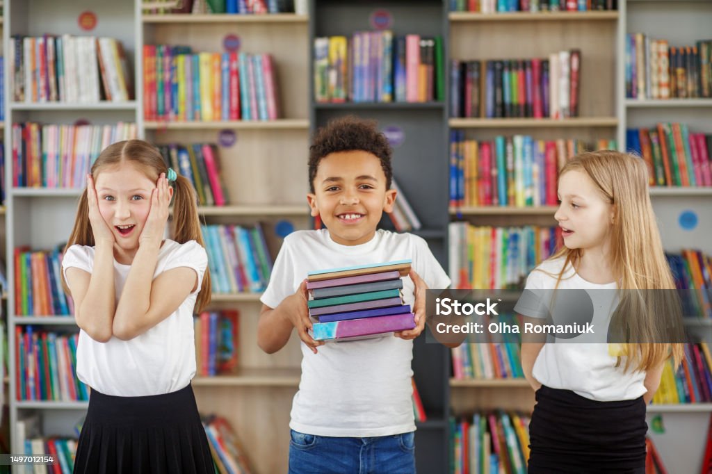 Anakanak Memegang Tumpukan Buku Di Perpustakaan Teman Sekelas ... Anakanak Memegang Tumpukan Buku Di Perpustakaan Teman Sekelas ...
