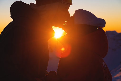Photo Libre De Droit De Silhouette Dun Couple Sembrassant Sur Fond De
