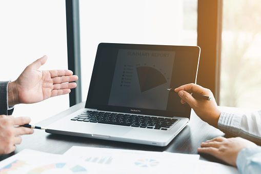 Kolaborasi Tim Bisnis Membahas Analisis Kerja Dengan Data Keuangan Dan