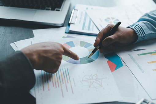 Kolaborasi Tim Bisnis Membahas Analisis Kerja Dengan Data Keuangan Dan