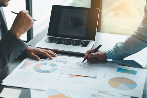 Kolaborasi Tim Bisnis Membahas Analisis Kerja Dengan Data Keuangan Dan