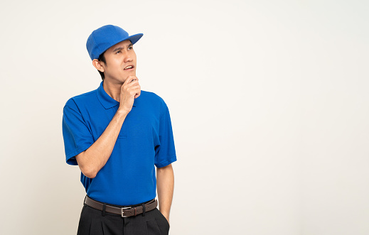 Selamat Pengiriman Pria Asia Berseragam Biru Berdiri Berpikir Dengan ... Selamat Pengiriman Pria Asia Berseragam Biru Berdiri Berpikir Dengan ...