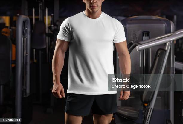 Mockup Tshirt Putih Pada Atlet Di Gym Pakaian Olahraga Untuk Presentasi