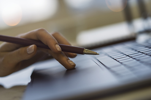 Bidikan Detail Tangan Wanita Yang Mengetik Pada Keyboard Laptop ... Bidikan Detail Tangan Wanita Yang Mengetik Pada Keyboard Laptop ...