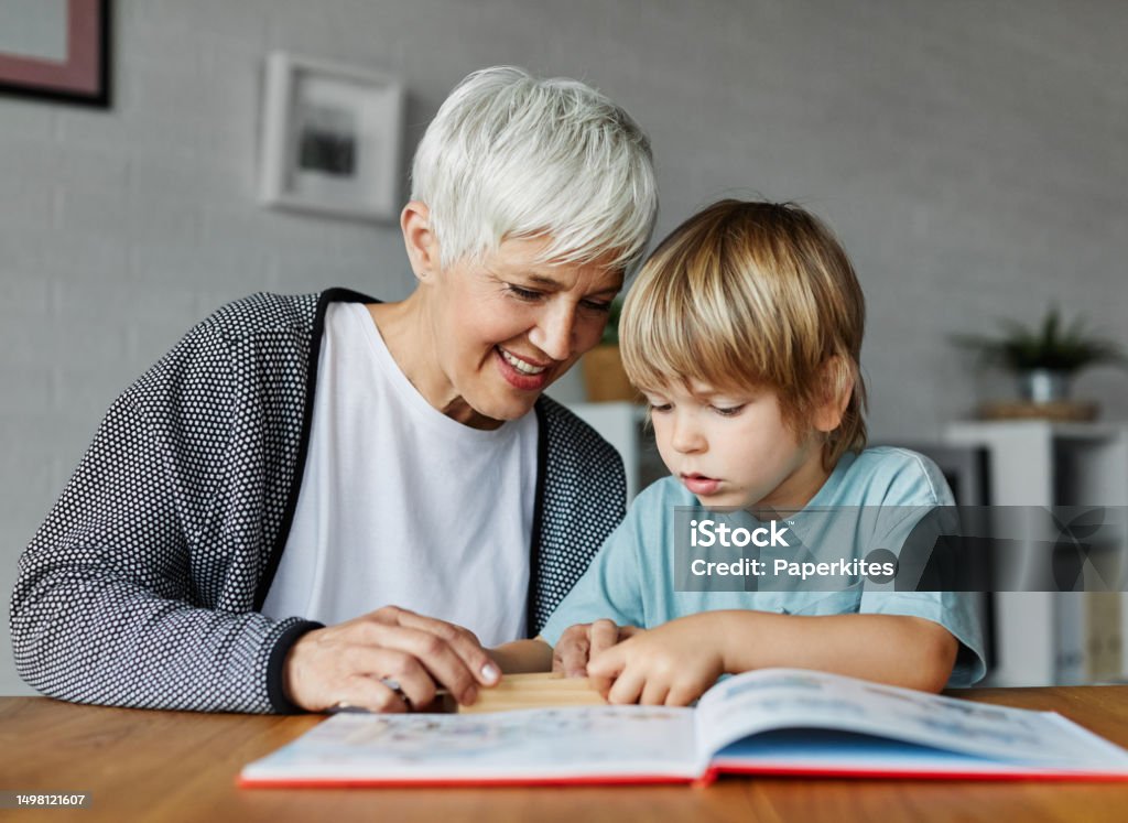 Cucu Keluarga Anak Kakeknenek Membaca Buku Tua Cucu Lakilaki Bahagia ... Cucu Keluarga Anak Kakeknenek Membaca Buku Tua Cucu Lakilaki Bahagia ...