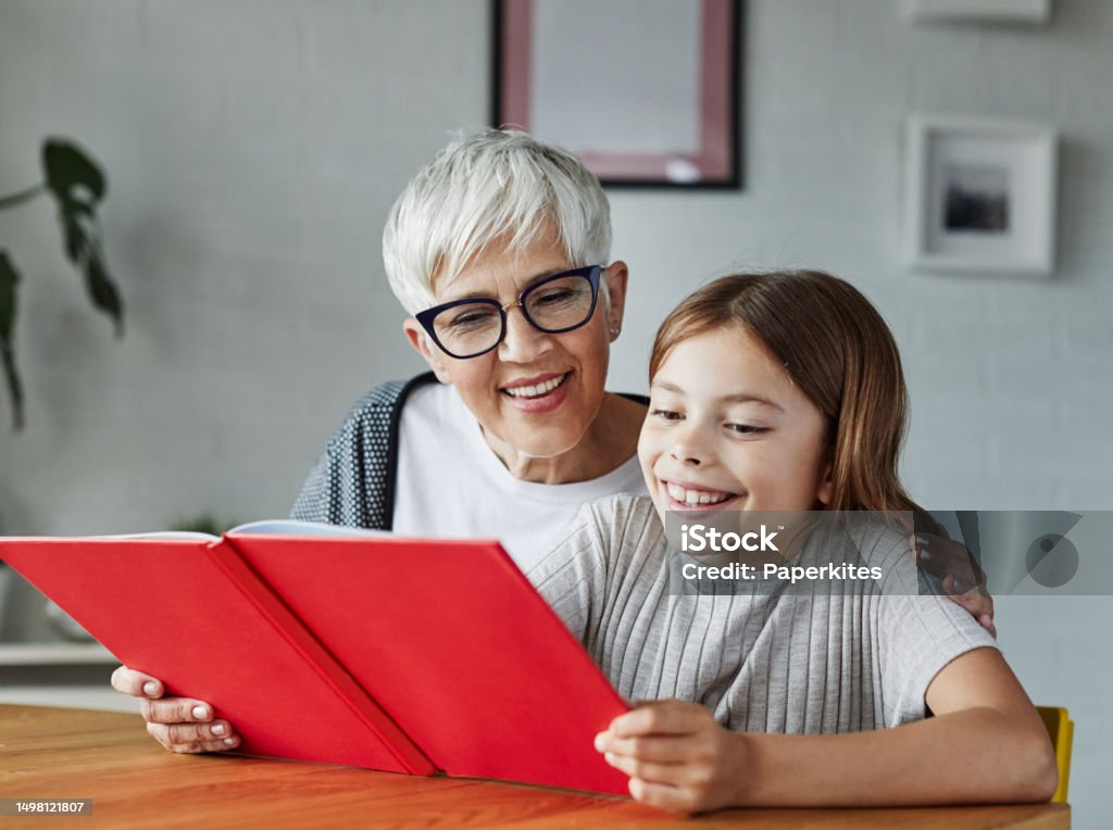 Cucu Keluarga Anak Kakeknenek Membaca Buku Cucu Perempuan Tua Cucu ... Cucu Keluarga Anak Kakeknenek Membaca Buku Cucu Perempuan Tua Cucu ...