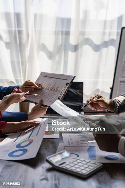 Rapat Tim Bisnis Menggunakan Kalkulator Bekerja Dengan Grafik Dan