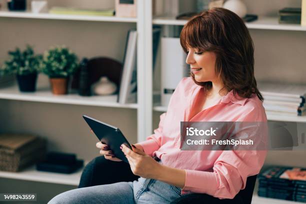 Pengusaha Muda Cantik Duduk Di Kantornya Menggunakan Tablet Digital