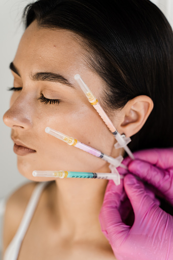 Gadis Dengan Jarum Suntik Koktail Vitamin Untuk Suntikan Mesoterapi Suntikan Vitamin Enzim