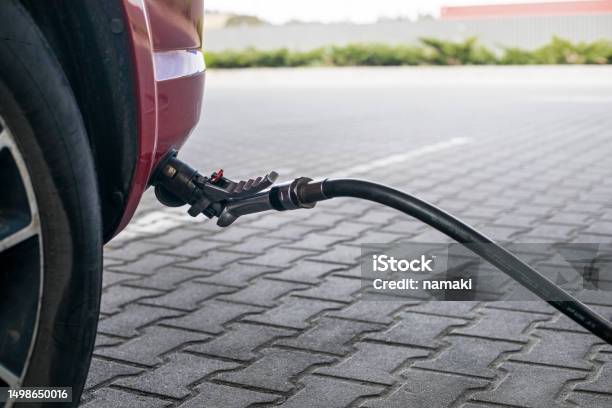 Mengisi Pistol Pengisian Gas Di Mobil Bertenaga Gas Di Pompa Bensin